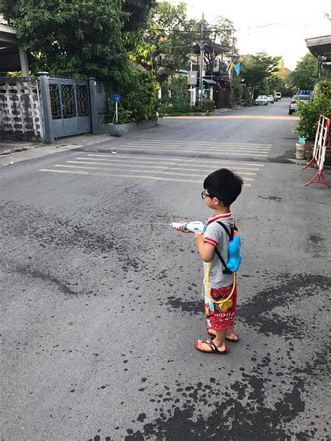 รวมภาพฮาสงกรานต์ในชนบท งานนี้รอจนน้ำระเหยก็ยังไม่มีรถผ่าน บรรยากาศวังเวงมากค่ะซิส