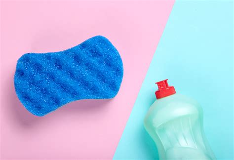 블루 핑크 파스텔 배경에 세제 병 및 스폰지 평면도 미니 멀리즘 0명에 대한 스톡 사진 및 기타 이미지 0명 가사 집안일