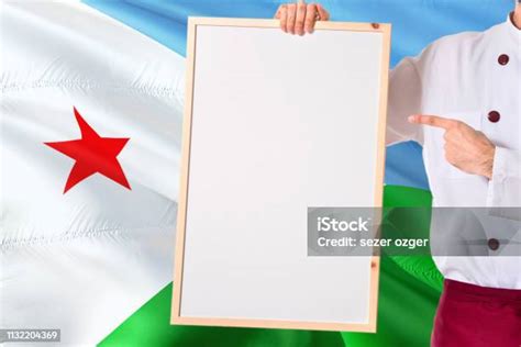 지부티 국기 배경에 빈 화이트 보드 메뉴를 들고 요리사 텍스트에 대 한 균일 한 포인팅 공간을 착용 요리 고급 요리에 대한 스톡 사진 및 기타 이미지 Istock