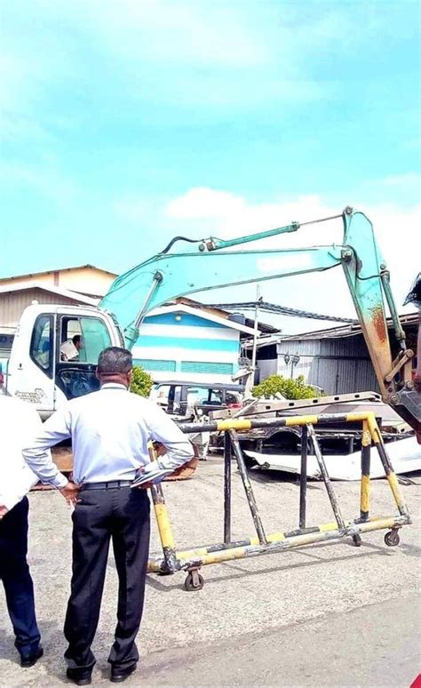 නීතිවිරෝධීව මෙරටට ගෙන් වූ වාහන අමතර කොටස් තොගයක් විනාශ කිරීම අද Lnw