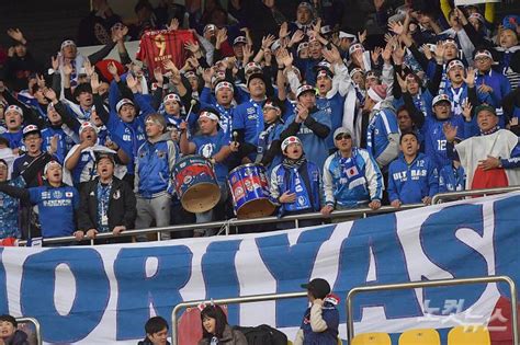 응원하는 일본 축구 응원단 노컷뉴스