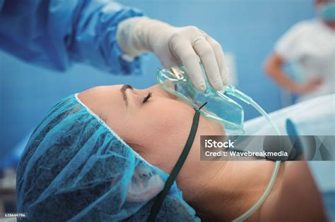 수술 극장에서 환자 입에 산소 마스크를 조정 하는 외과 의사 마취제에 대한 스톡 사진 및 기타 이미지 마취제 수술실 환자 Istock