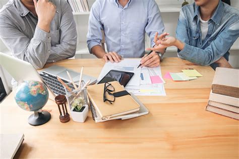 책을 교사 친구 들과 어린 학생 들 캠퍼스 또는 급우 도움이 친구 잡고 통합 하 고 교실에서과 외 학습 교육 학습 사람 기술 교육 학교 개념 개인 지도 교사에 대한 스톡