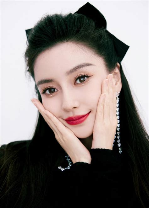 杨颖穿黑裙变身猫系美少女 腰部镂空露出白皙肌肤 搜狐大视野 搜狐新闻