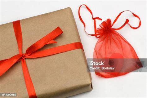 발렌타인 데이 오른쪽에 빨간 리본으로 묶여 크 라프 트 브라운 패키지에 회색 배경에 선물 상자는 붉은 마음에 빨간 가방입니다 수평 사진 2월에 대한 스톡 사진 및 기타