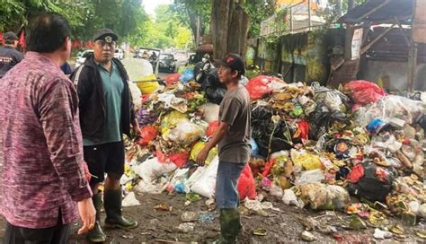 NUSABALI Alat Berat Rusak Truk Ke TPA Sarbagita Antre