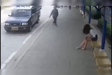 美女准备下车，要不是监控下一秒难以置信美女监控