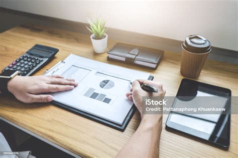 사무실 책상 및 기타 개체 주위에 계산기 그래프 문서 재무 보고서와 분석 계산 투자 비용에 협력 하는 사업 계산기에 대한 스톡 사진 및 기타 이미지 Istock