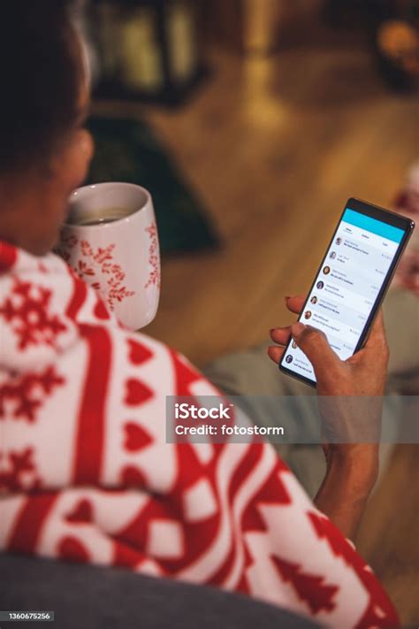 커피 한 잔을 즐기면서 친구와 문자 메시지를 보내는 여성 12월에 대한 스톡 사진 및 기타 이미지 12월 40 44세