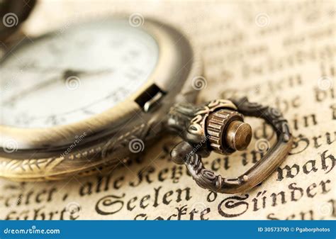 Reloj De Bolsillo En El Libro Foto De Archivo Imagen De Reloj Oscuro