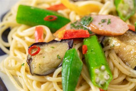 日清製粉ウェルナ『マ･マー The Pasta 贅沢野菜 菜園風オクラとなすのペペロンチーニ』は色鮮やかな野菜が美味しい、旨みたっぷりピリ辛
