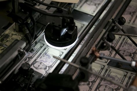 Ny外為：ドル下落、政府機関閉鎖を警戒－対円では下げ渋り Bloomberg