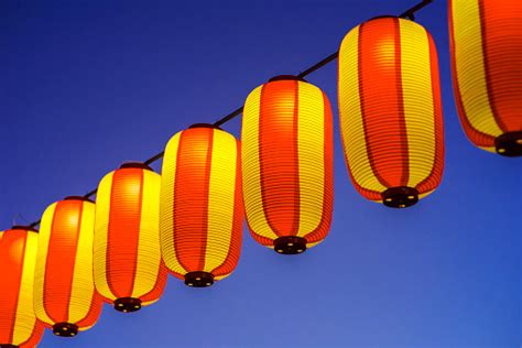 종이 등불은 수세기 동안 중국 일본 및 한국에 존재해 왔으며 일반적으로 사원 상점 레스토랑 및 가정에서 발견 되는 추상적 인 배경으로 만들어집니다 0명에 대한 스톡 사진 및