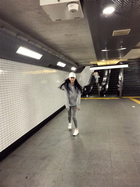 張馨予曬媽媽照片 網友：你媽媽比你還美 阿姨仿佛拍下了找狗的你 每日頭條