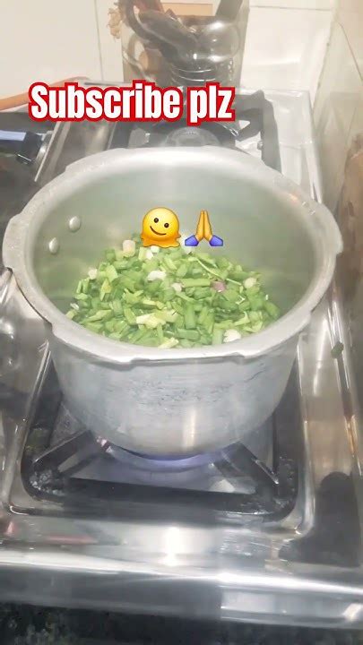 आज की थाली मै दाल चावल चावल आलु टमाटर और हरे प्याज की सब्ज़ी और रोटी 😊