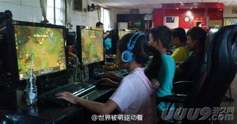 暑假网吧竟成未成年人专场 熊孩子赤膊叼烟打游戏1媒体新闻绿色童年