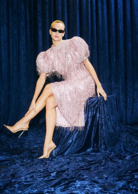 这篇文章。文章标题：rotate Launches Exclusive 11 Piece Luxury Capsule Collection Icons