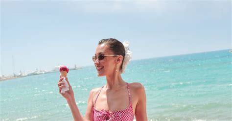 칸 해변서 아이스크림 먹는 벨라 하디드중동 스카프 케피예로 만든 화려한 드레스 입고