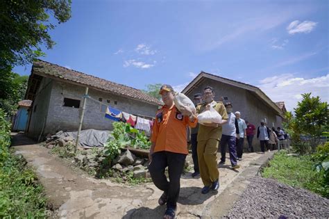 Panggul Karung Beras Plt Bupati Cianjur Antar Langsung Bantuan Sembako