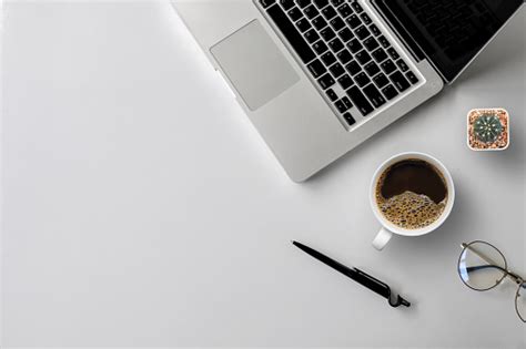 화이트 테이블 배경에서 커피 컵 키보드 및 작업 일정이있는 사무실 책상 작업 공간의 상단 보기 플랫 레이 개념에 대한 스톡 사진 및 기타 이미지 Istock