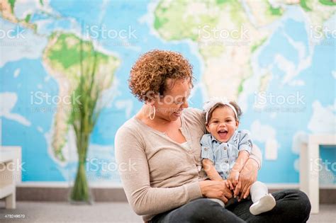 구슬눈꼬리 안기 자신의 아기 여자아이 교실에 대한 스톡 사진 및 기타 이미지 교실 도서관 아기 Istock