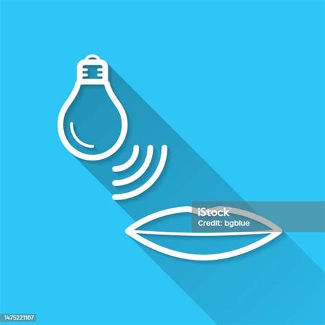 음성 제어 기능이 있는 스마트 전구 파란색 배경에 아이콘 긴 그림자가 있는 평면 디자인 3차원 형태에 대한 스톡 벡터 아트 및 기타 이미지 Istock