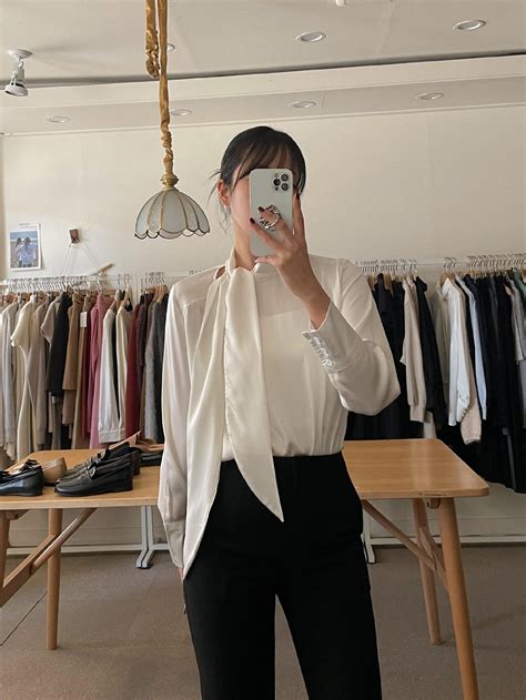 블린느 홀린 여리여리 레이어드 타이 스카프 블라우스 2color