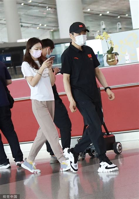 张艺谋携小30岁妻子出席活动 陈婷长发披肩气质温婉新浪图片