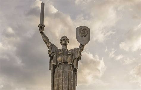 Герб на монументі «Батьківщина Мати у Києві замінять на тризуб