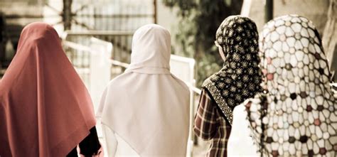 Perempuan Bertudung Labuh Dan Tanggapan Aku Eratuku