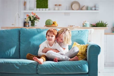 Dois Irmãos Estão Sentados No Sofá Assistindo Um Filme Anos E Anos Uma Pequena Criança