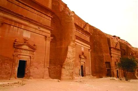 تصاویری دیدنی از یکی از شهرهای باستانی جهان که به رنگ گل سرخ است
