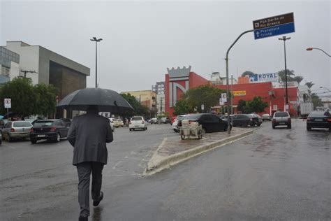 Cenas Urbanas quarta feira fria e chuvosa em Vitória da Conquista