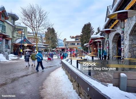 겨울에는 유명한 휘슬러 스키 리조트의 거리에서 관광객과 스키어 거리에 대한 스톡 사진 및 기타 이미지 거리 겨울 경관 Istock