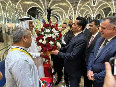 وزير النقل يشرف على تفويج أول رحلة حج الى بيت الله الحرام في مطار بغداد