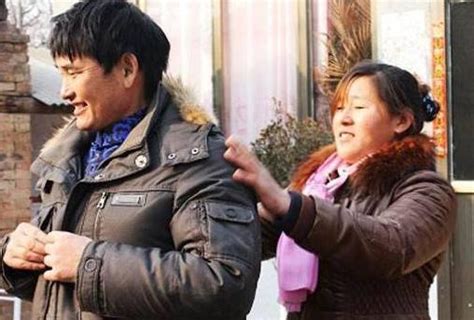 草根明星大衣哥身邊多了一個美女，難道是傳聞中的女大學生？ 每日頭條