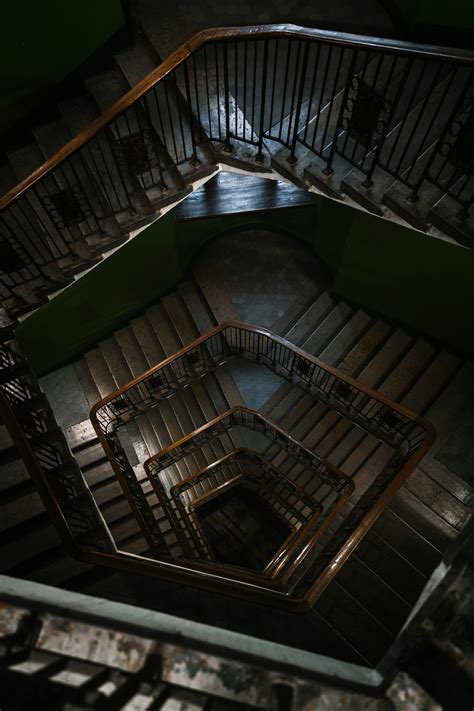 금속 난간이 있는 건물의 나선형 계단 사진 Unsplash의 무료 도시의 이미지