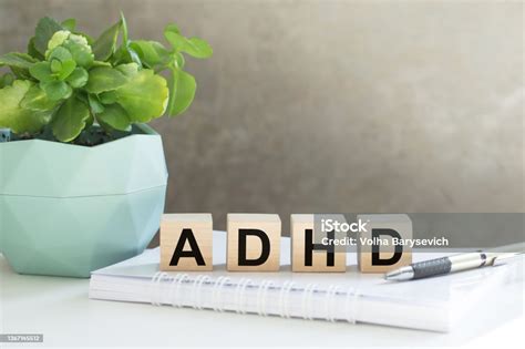 가벼운 배경에 Adhd 큐브에 Adhd 약어 가까운 Adhd 주의력 결핍 과잉 행동 장애 주의력결핍 과다행동장애에 대한 스톡