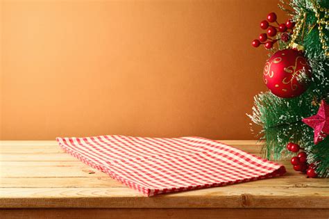 빨간색 체크 테이블 보와 크리스마스 트리와 빈 나무 테이블 모의 디자인에 대한 크리스마스 배경 식탁보에 대한 스톡 사진 및 기타