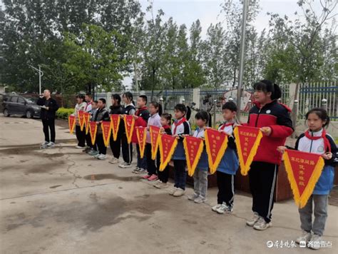 评优树先引成长——广平镇麻庄小学开展流动红旗颁发活动班级工作评比