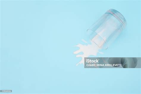 유출 된 우유 파란색 배경에 우유와 전복 유리 유제품 포기 개념 복사 공간 맨 위 보기 엎지른 물은 도로 담을 수 없다에 대한