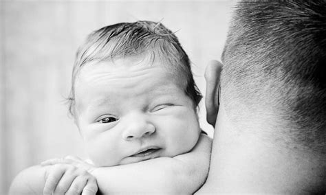 El Papá Que Cuida Al Bebé No Ayuda Ejerce La Paternidad