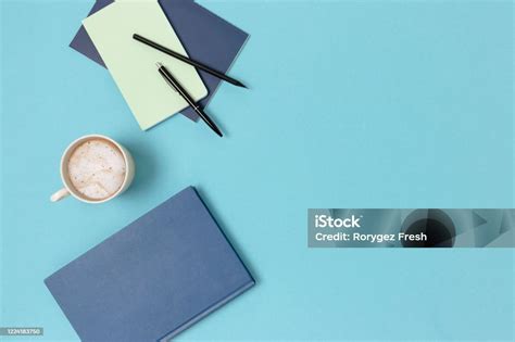 파란색 파스텔 배경에 커피 연필 책과 카피 북의 얼굴의 상단보기 책에 대한 스톡 사진 및 기타 이미지 책 책상 커피 마실