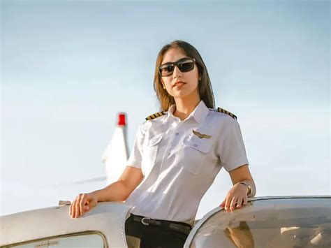 نخستین خلبان زن افغانستان در پروازهای تجاری اروپا خلبانی می‌کند