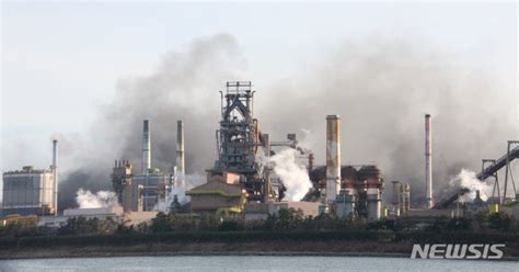 포스코 포항제철소 원료공장 화재…1명 연기흡입 병원행