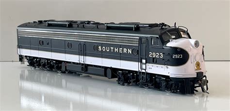 Rapido Emd E8a Dcc Sound Equipped Southern Tuxedo Scheme Makin Tracks