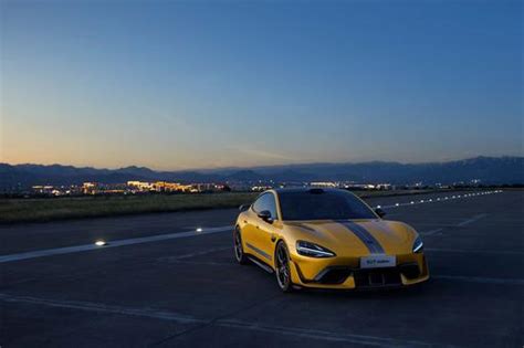 小米su7 Ultra官方图片小米su7 Ultra壁纸小米su7 Ultra高清大图懂车帝