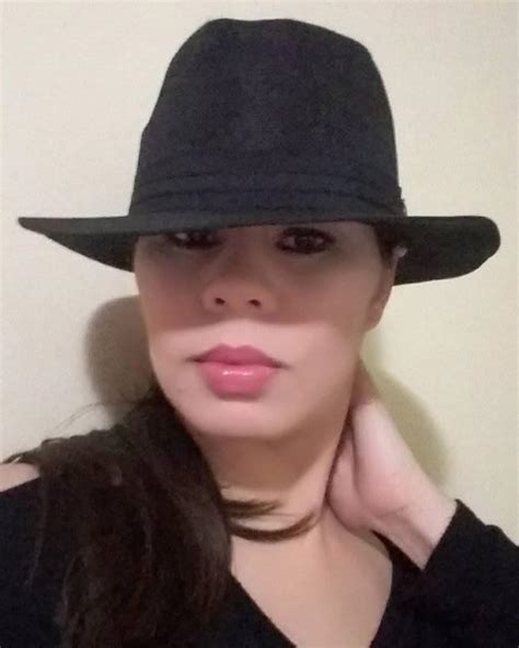 Zulinka Pérez Viste De Negro
