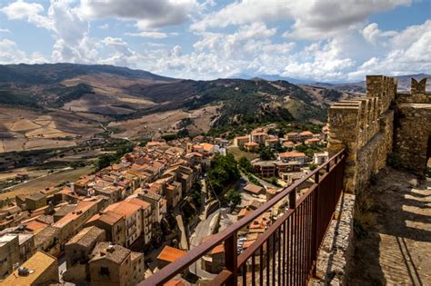 Parti Alla Scoperta Di Sperlinga E Del Suo Castello Rupestre Turismo