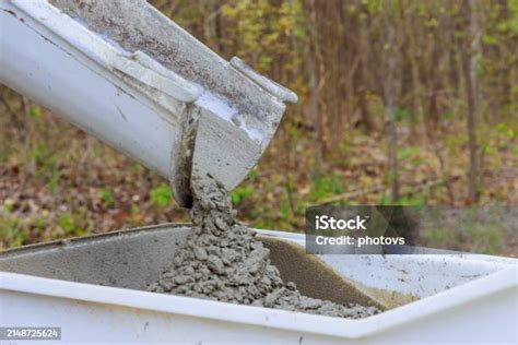 시멘트 트럭 슈트에서 수레 트랙 콘크리트 버기로 젖은 시멘트가 나오는 건설 현장 0명에 대한 스톡 사진 및 기타 이미지 0명 건설 기계류 건설 산업 Istock